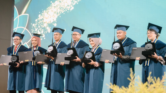 With many awards and GPAs of 4.0, the graduates of SBM ITB celebrated ...