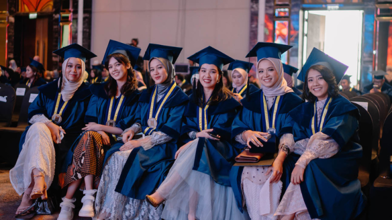 457 graduates attended the second day of SBM ITB's October 2023 ...