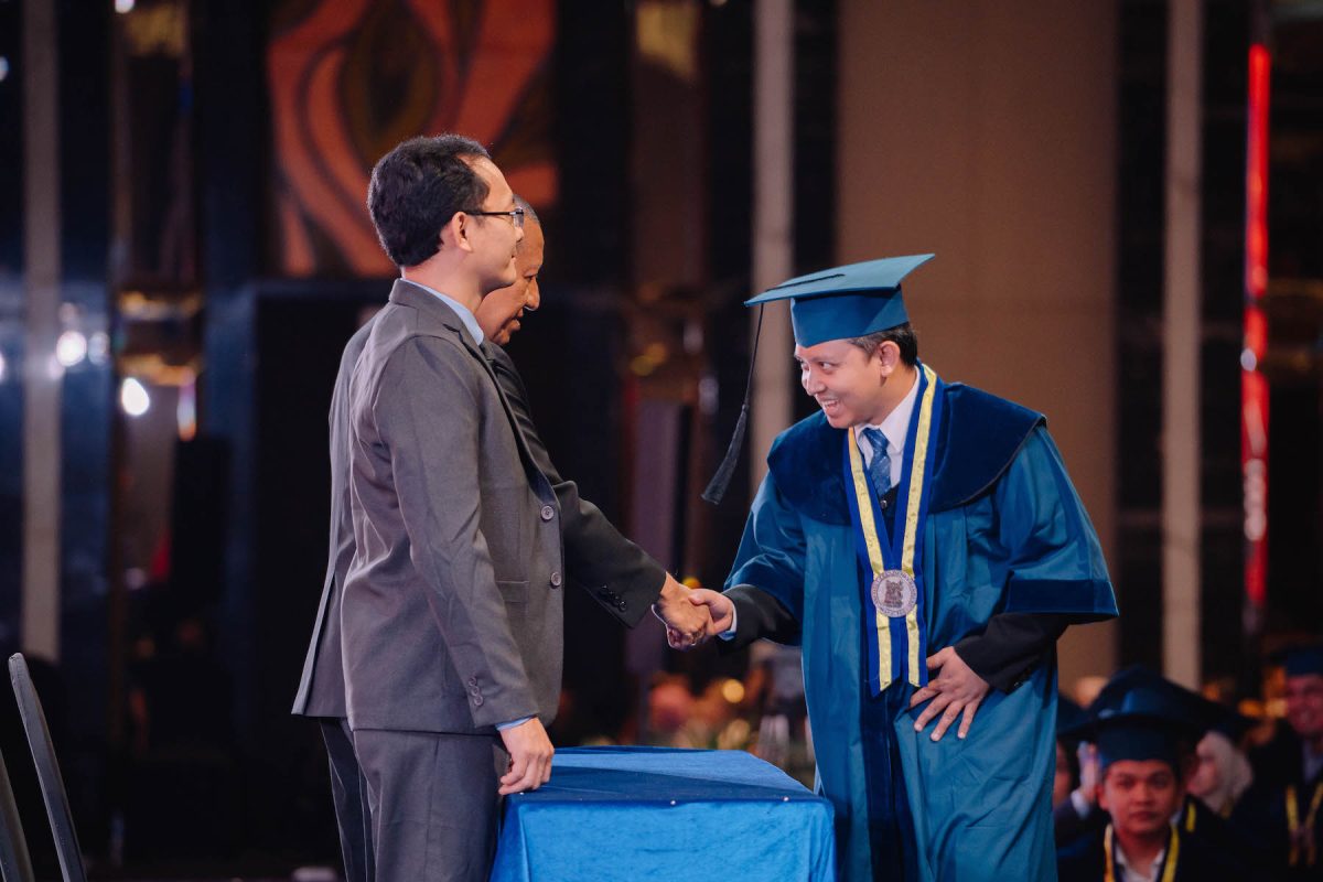 457 graduates attended the second day of SBM ITB's October 2023 ...