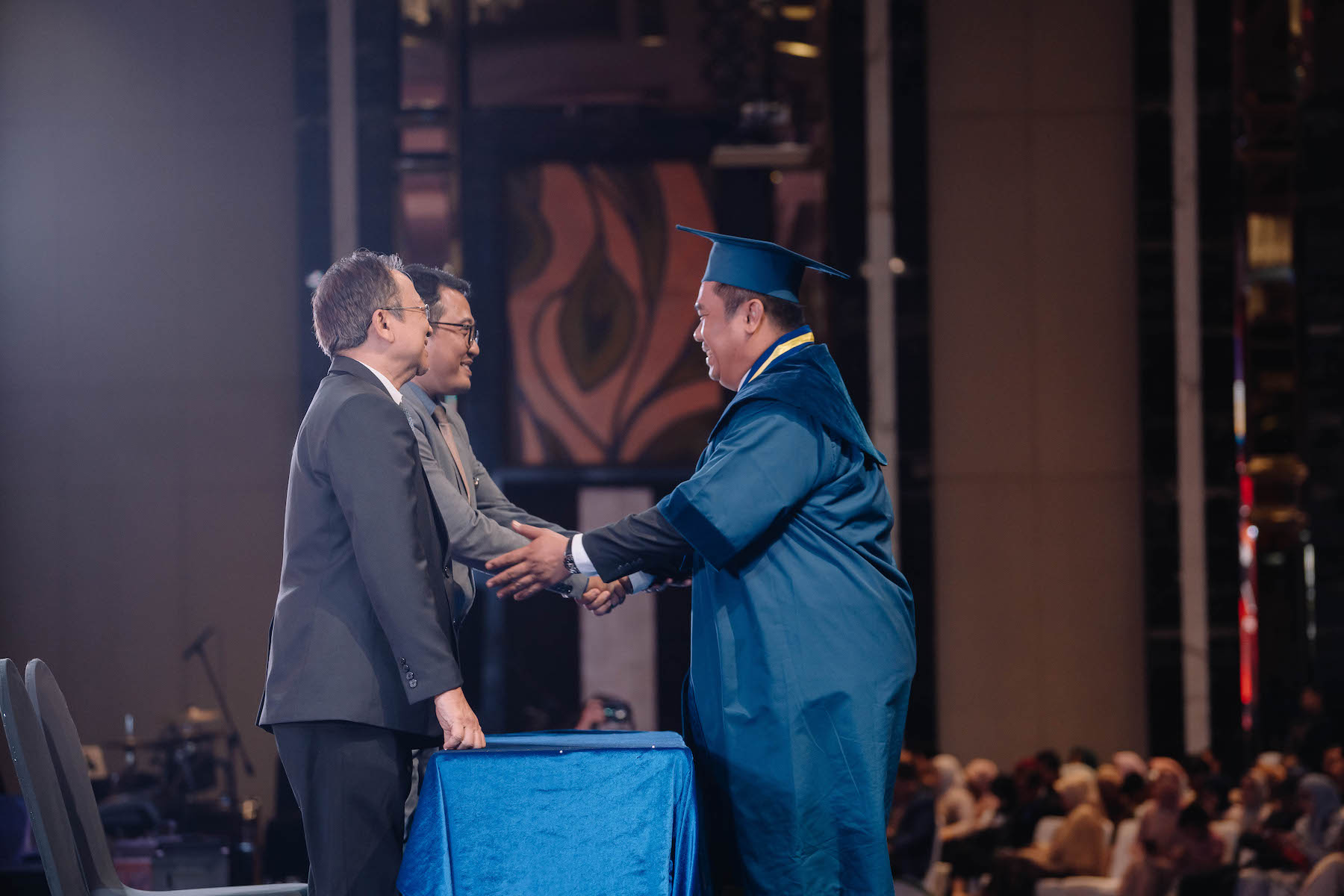 457 graduates attended the second day of SBM ITB's October 2023 ...