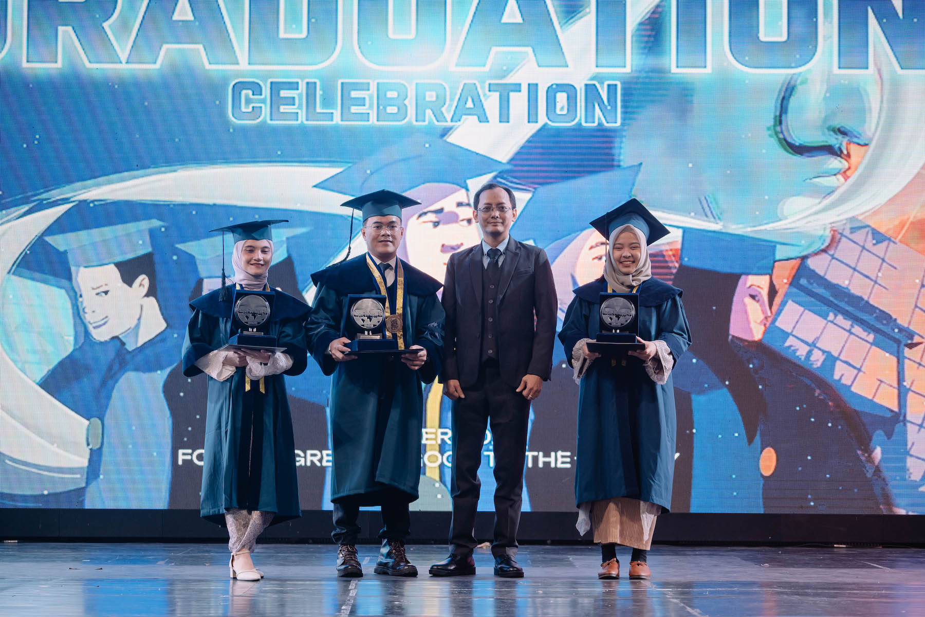 457 graduates attended the second day of SBM ITB's October 2023 ...