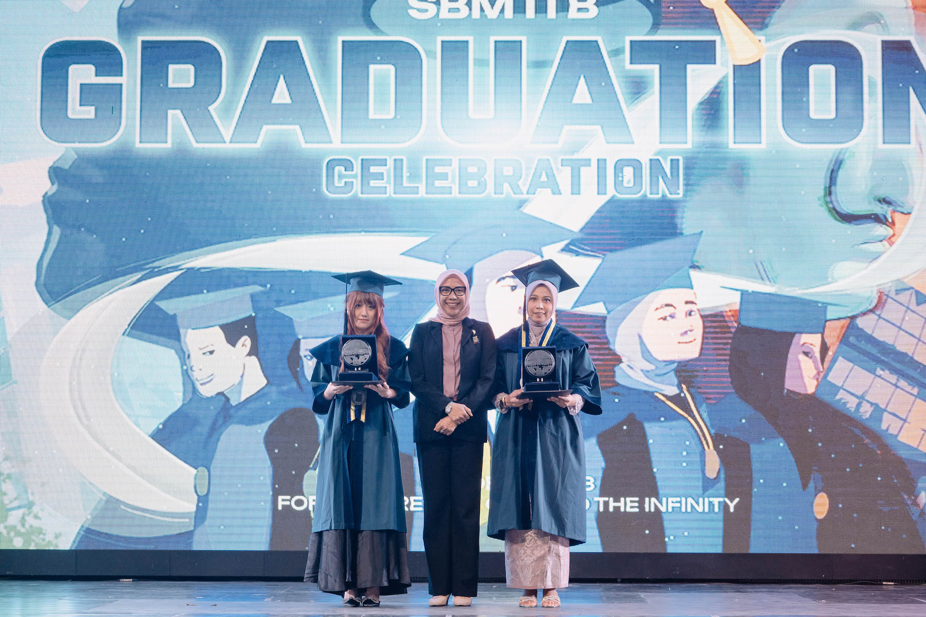 457 graduates attended the second day of SBM ITB's October 2023 ...