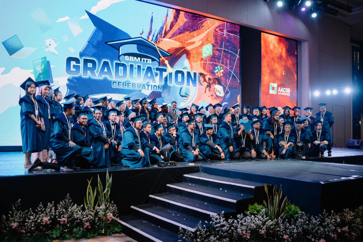 457 graduates attended the second day of SBM ITB's October 2023 ...