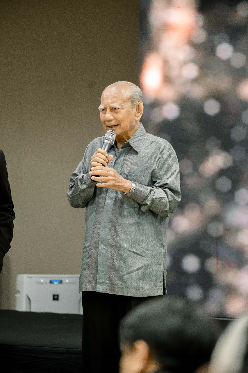 20 years of SBM ITB, awards presented to Prof. Emil Salim and 32 ...