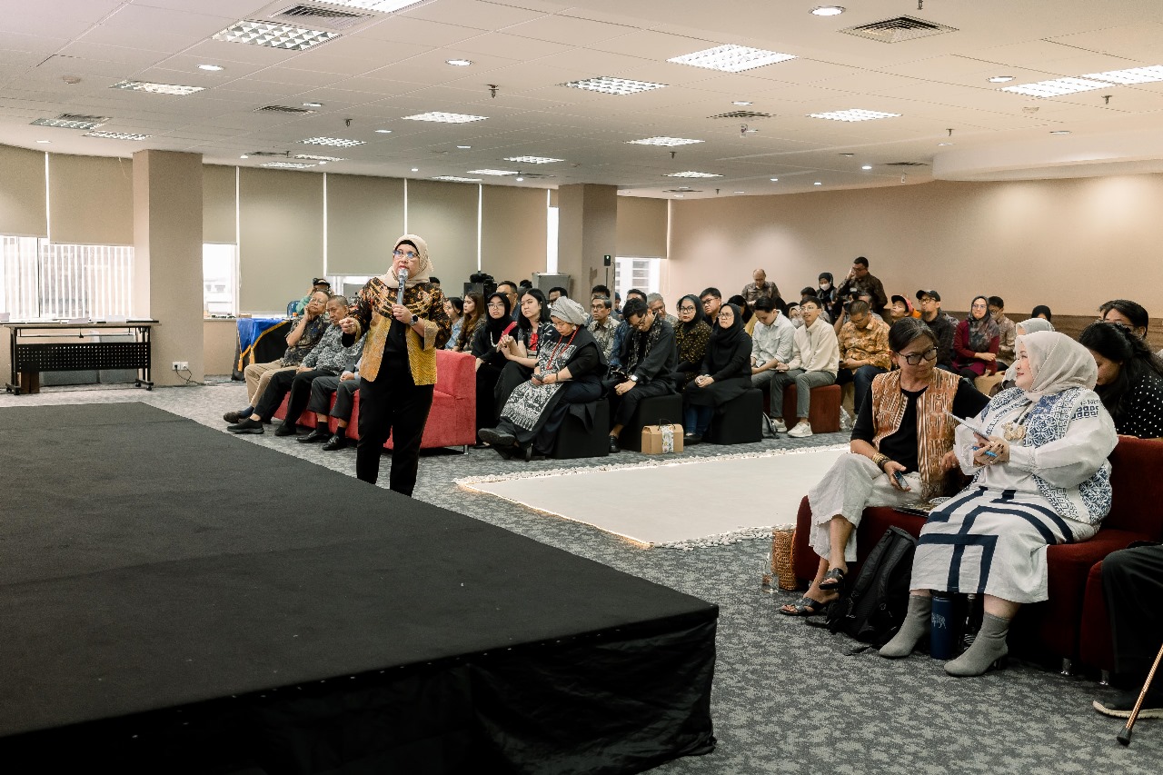 20 years of SBM ITB, awards presented to Prof. Emil Salim and 32 ...