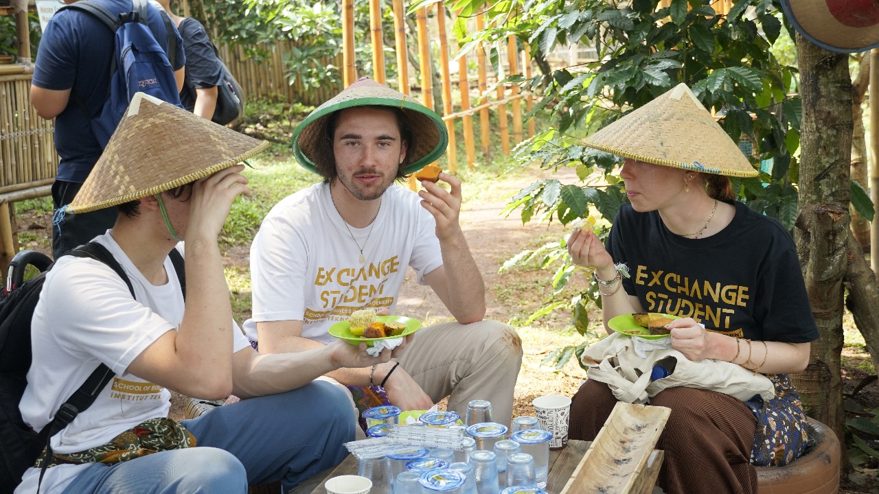 Discovering local culture, SBM ITB international students embark on an ...
