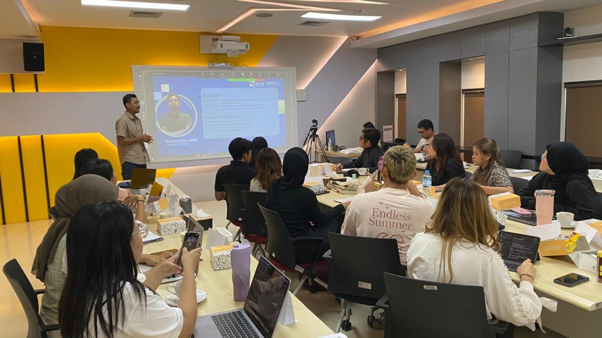 Participating in professional journalism training, SBM ITB students are ...