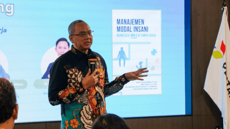 Dekan dan dosen SBM ITB meluncurkan buku tentang strategi mengelola ...